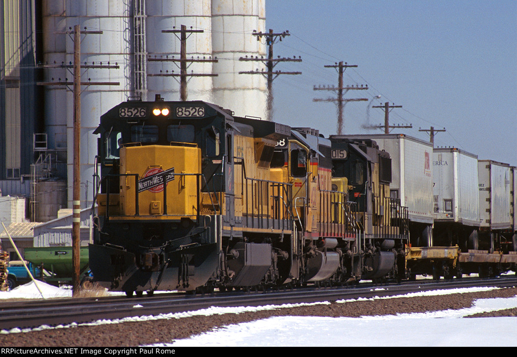 CNW 8526, GE C40-8, leads the westbound "Bird" Z-Train on the UPRR